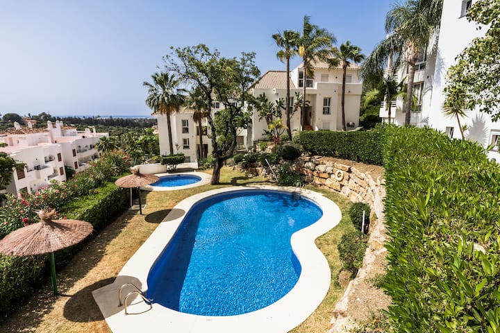Coastal Apartment W/ Terrace & Pool - Estepona