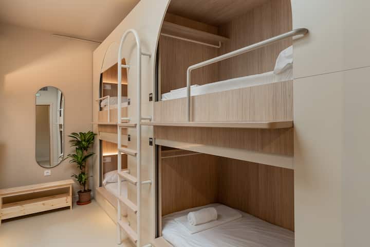 Cama En Habitación De 8 Femenina. Solo Adultos - Málaga
