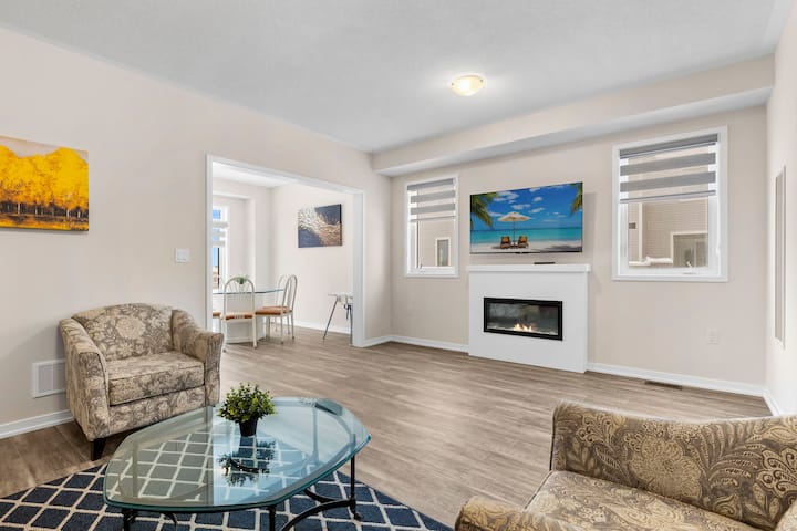 Heaven Bliss: Stylish 4b/2.5b, Kitchen, Parking! - Oshawa