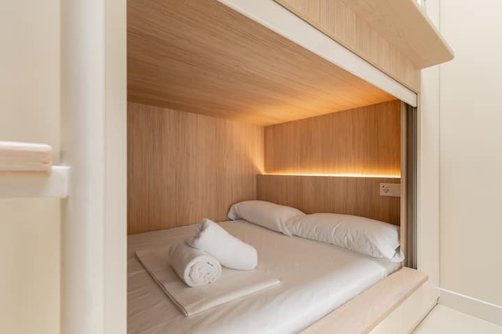 Cama Doble En Hab. Compartida De 8. Solo Adultos - Málaga