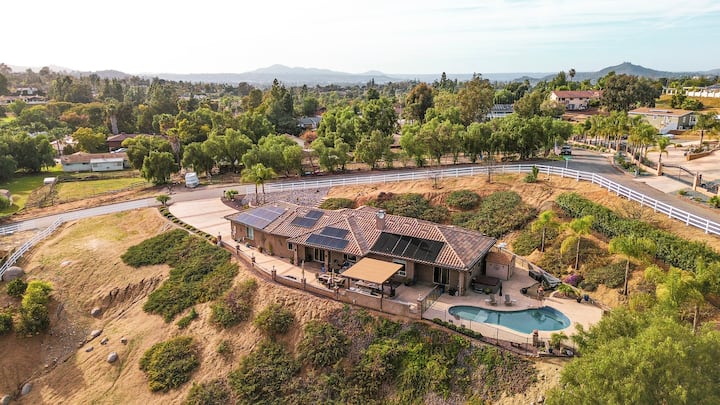 Private Estate-outdoor Living -Spa-pool-views - Lakeside