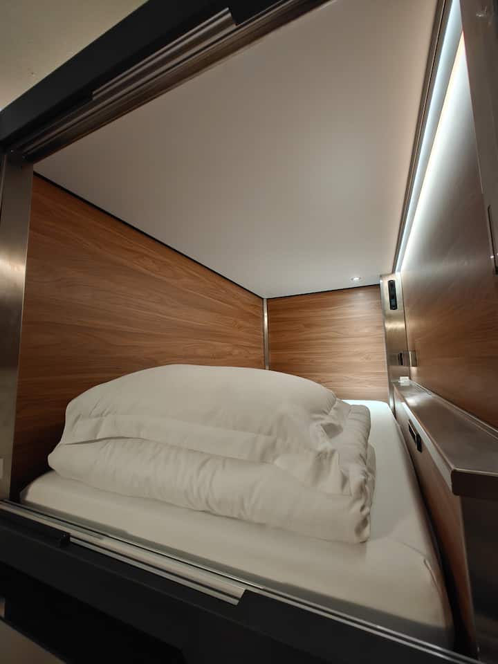 12 Capsule Room Mixed - Washington, D.C.