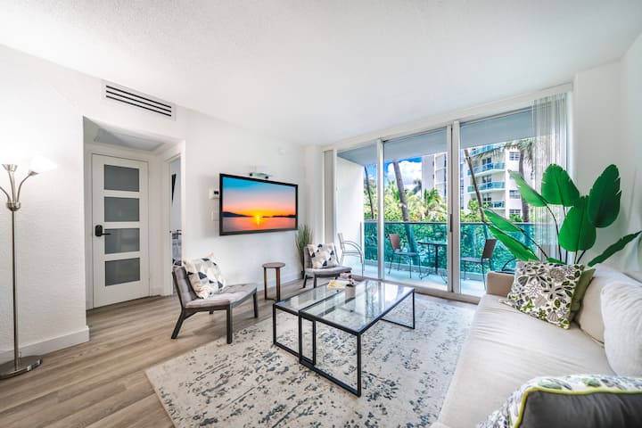 Chic Oceanfront Apartment! Enjoy The Beach! - Hollywood, FL