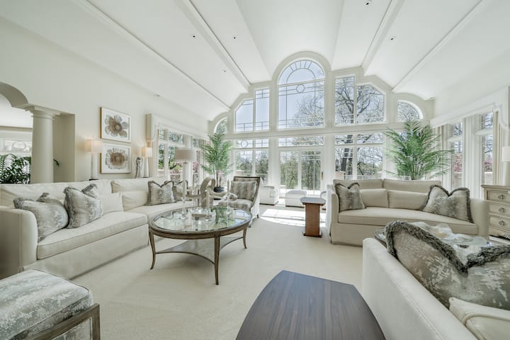 12000 Sq Ft B'ful  Mansion For Your Special Events - Appleton, WI