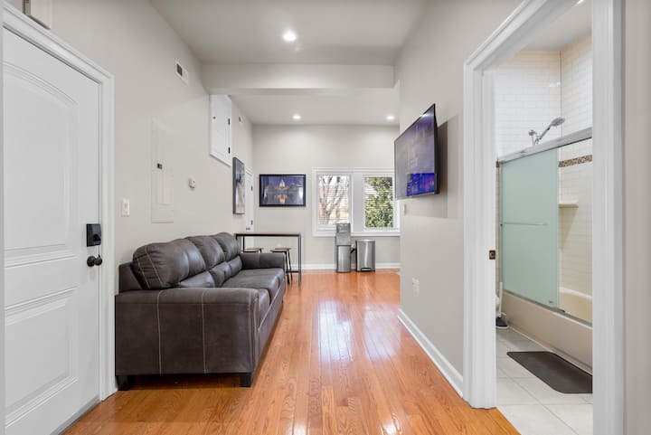 Downtown Dc Condo 2bd+1bath+free Parking - Washington Navy Yard, DC