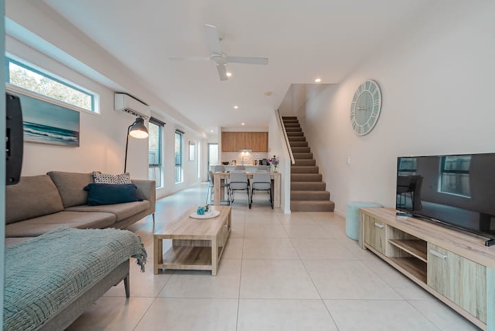 Coastal Escape | Walk To Beach & Mountain Views - Sunshine Coast