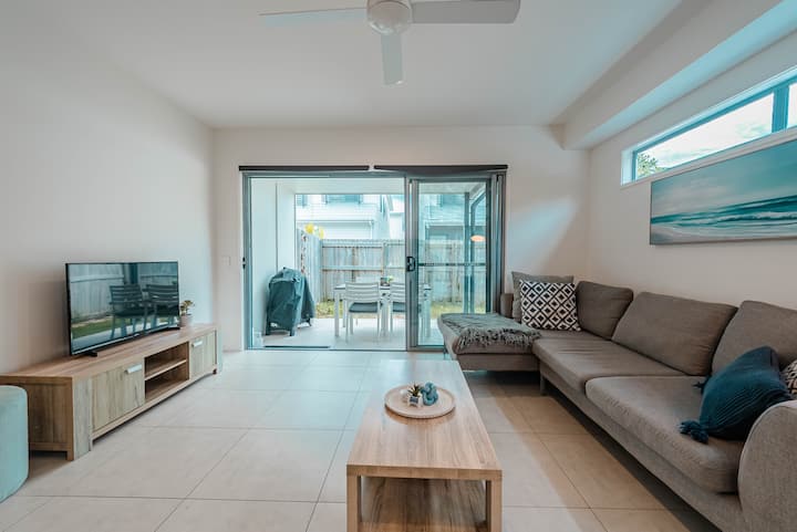 Coastal Escape | Walk To Beach & Mountain Views - Coolum Beach