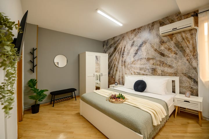 Central Hideaway: Elegant 1-br Near Piata Romana - Bucharest