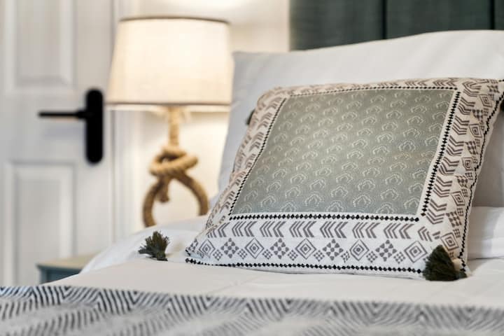 A Modern Room With Large Dedicated Bathroom - Southampton