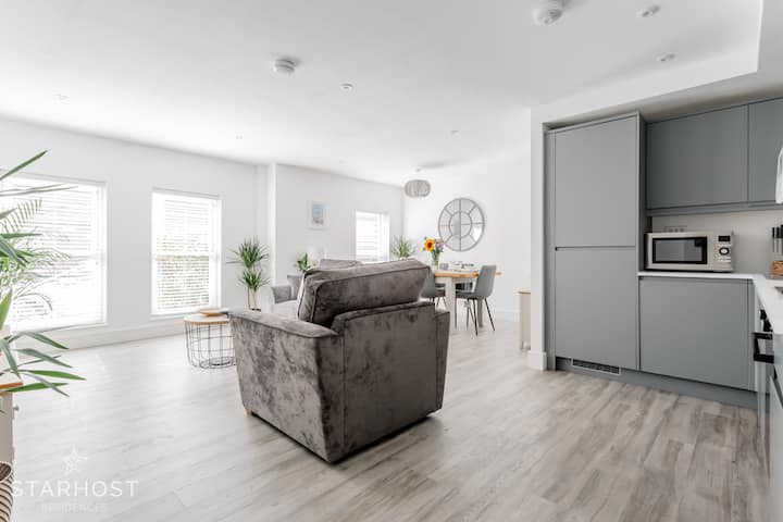Exquisite 2-bedroom Apartment - Guildford, UK