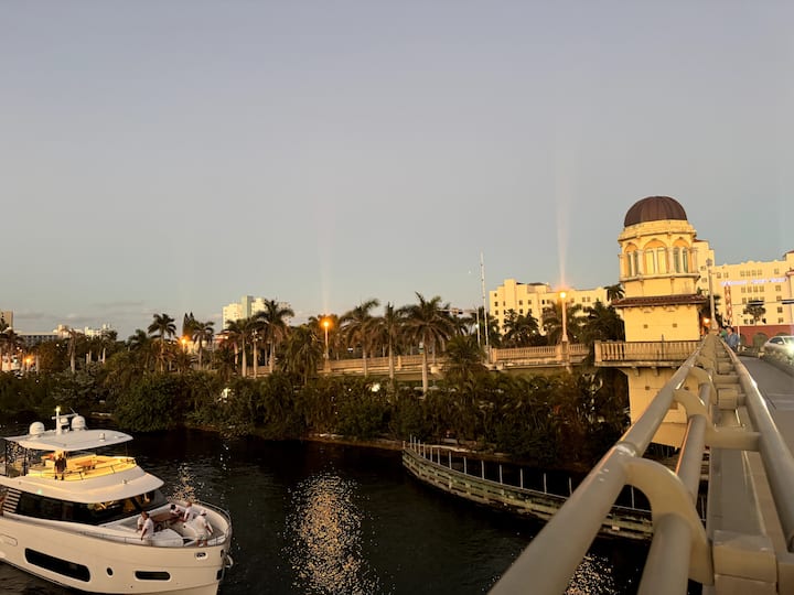 Hollywood Beach Retreat – 2 Homes In 1, 12 Pp - Hollywood, FL