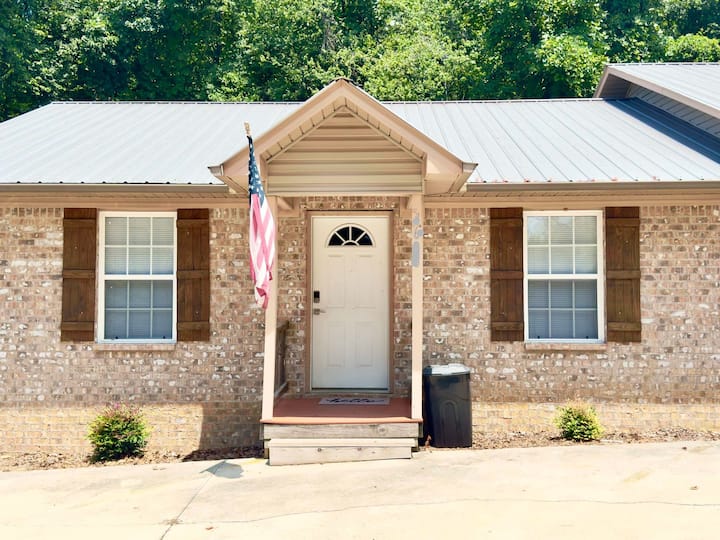 Relaxing Family House In Town - Guntersville, AL