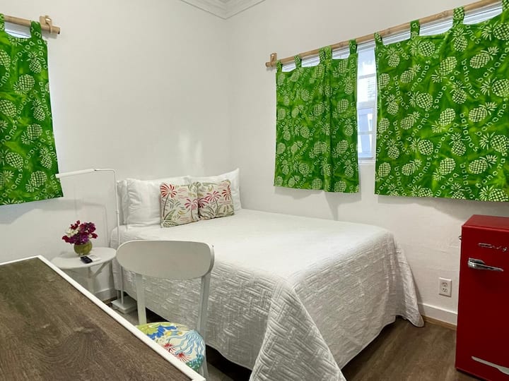 Private Room @ Native House #2 (Pineapple) - Nassau