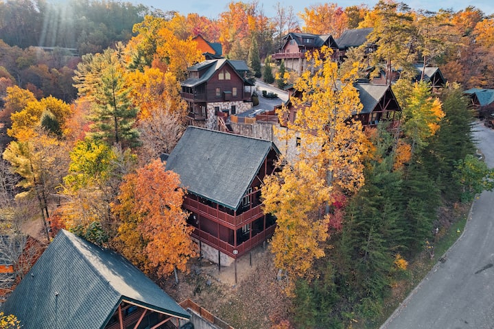 Harvest Moon Hideout ~ Hot Tub & Fall Family Fun! - Pigeon Forge, TN