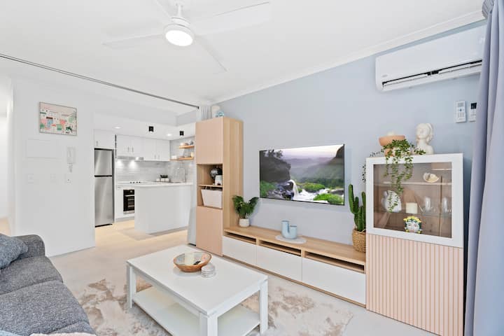 Coastline Escape Renovated - King Bed - Quiet Area - Broadbeach