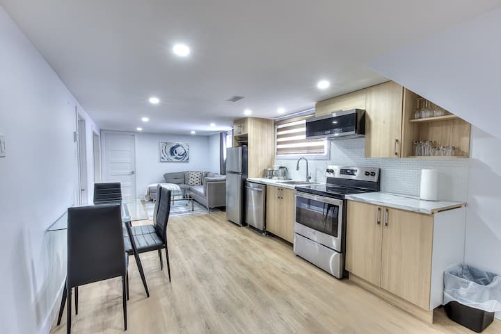 Fully New, Modern With Parking - Laval, Quebec, Canadà