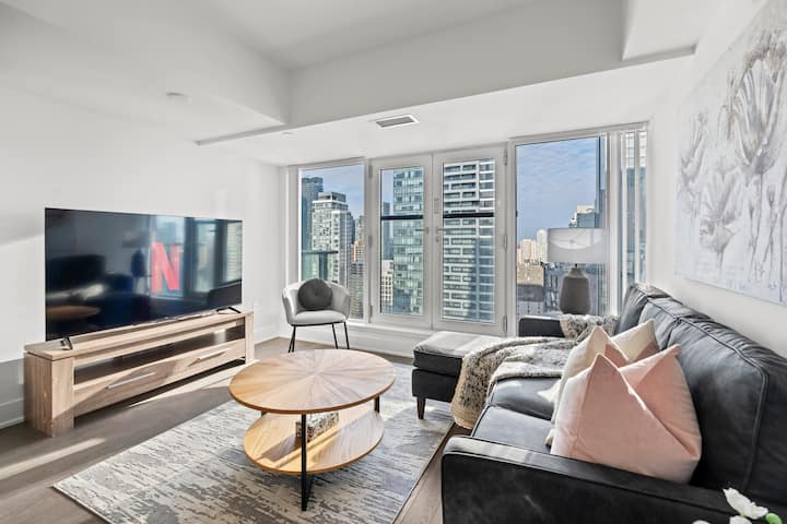 Enjoy The City Skyline View With Pool & Gym - Toronto