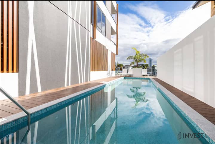 Surfers' Delight: Modern 2bdr Apt With Riverview - Surfers Paradise
