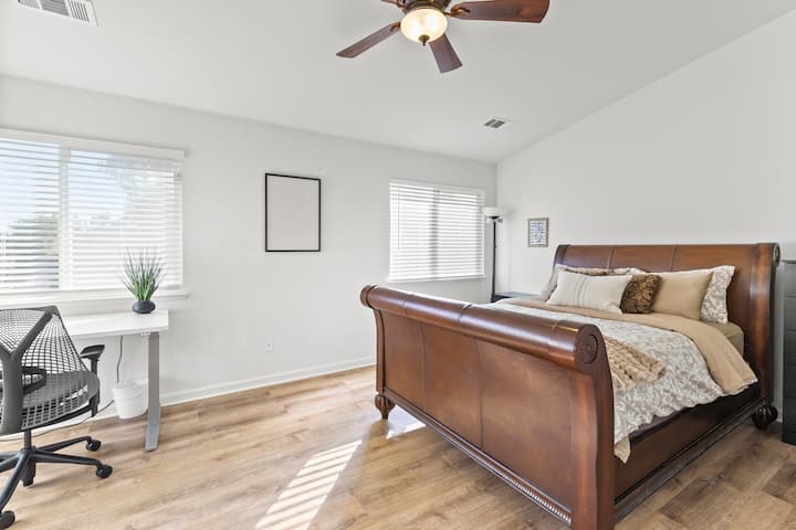 Jane's Home (Av) | Large Room W Priv Bath+hvac (C) - Menlo Park, CA