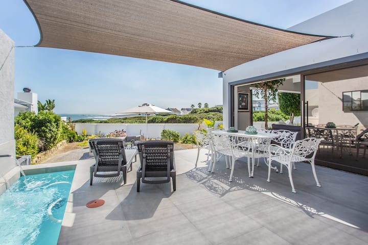 Villa Blau- Luxury
Beachfront Villa In Grotto Bay - Grotto Bay