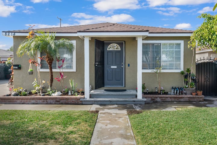 Perfectly Located Home In The Heart Of Socal - Lynwood, CA