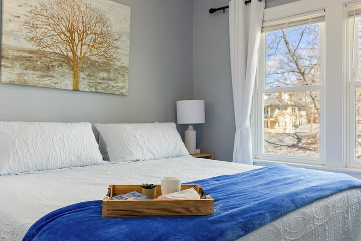 Kingbed. Free Laundry. 10min To Cleveland Clinic - Cleveland Heights, OH