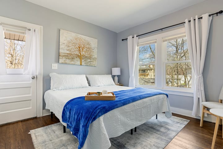 2nd Floor Suite*kingbed*freelaundry*nocleaningfee - Cleveland Heights, OH