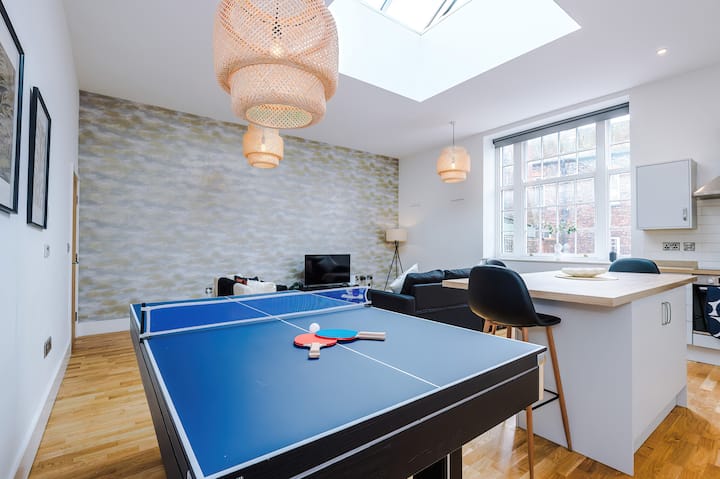 Stylish Modern Retreat In Central York -Pool Table - York