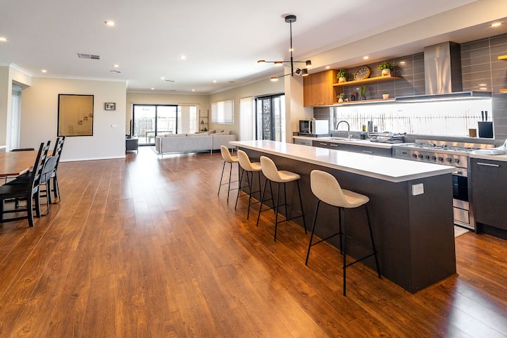 Family Friendly Retreat With Kids Playroom - Werribee
