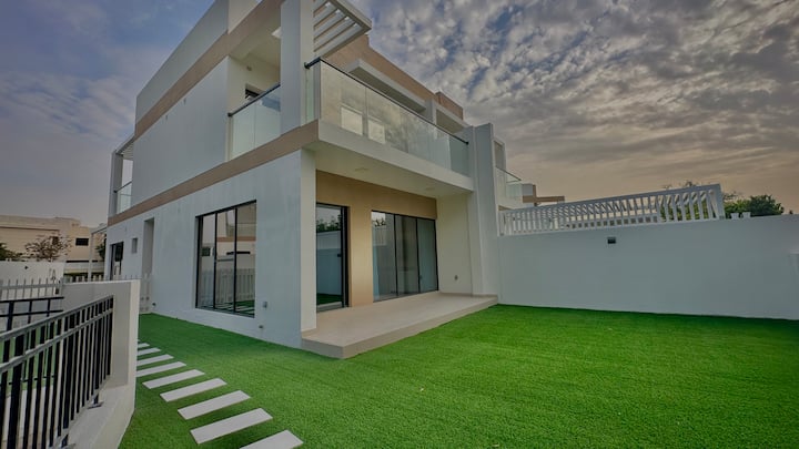 Peaceful Retreat With Beautiful Views Damac Hills - Dubai