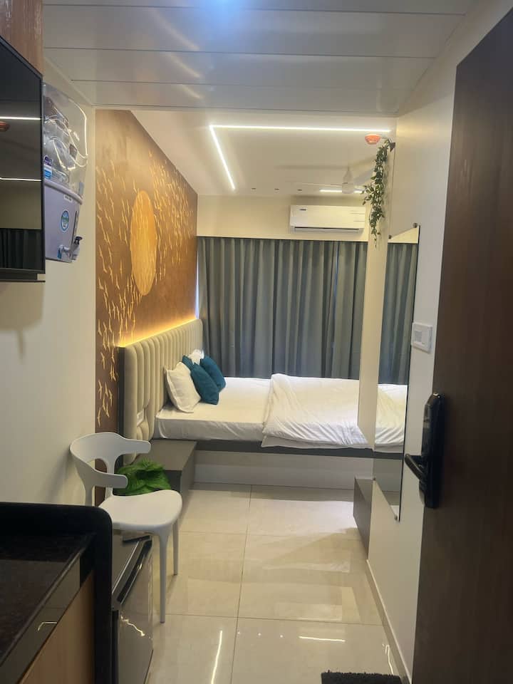 Solace: Pvt Studio At High Floor. Ac Fast Wifi - Pune