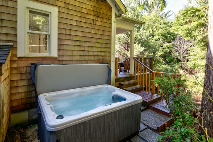 10 Min Walk To Town, Hot Tub, Porch & Fire Table - Copalis Beach, WA
