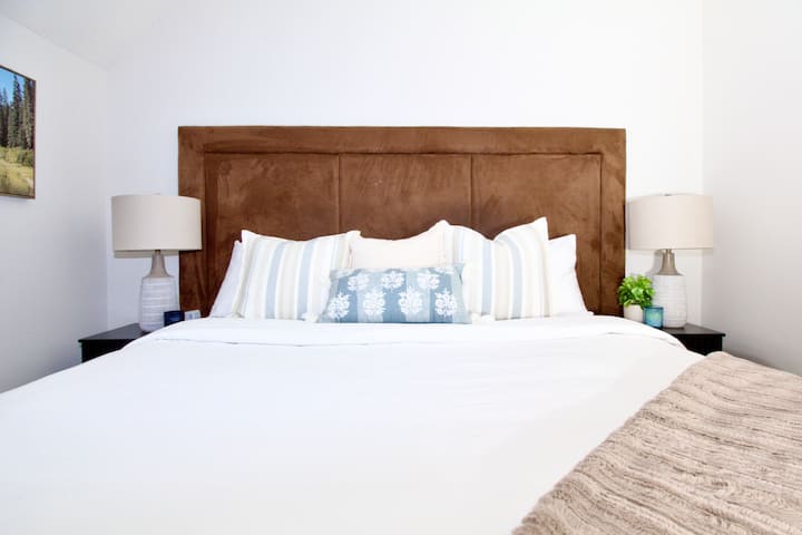 Mountain Escape 2br I Sleeps 6 I Pool + Hot Tub - Canmore