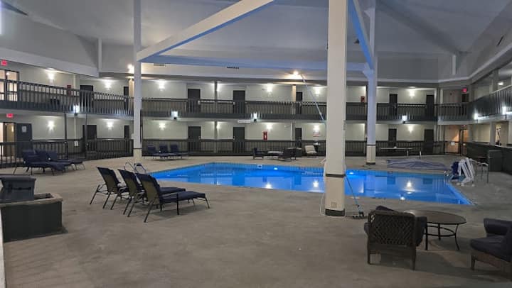 Relaxing Escape Near Poolside - Stevens Point, WI