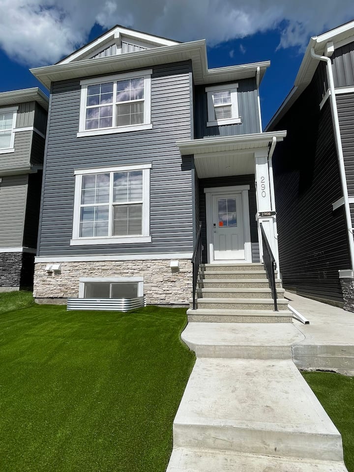 New Open-space,3 Bedrooms, Ac Home In Nw Calgary - Calgary
