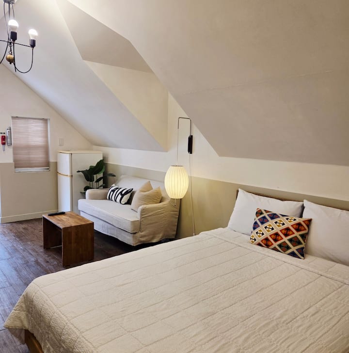 앞산 전망과 잔디 정원이 아름다운 펜션의 2층 원룸 숙소입니다 - Gyeongju-si