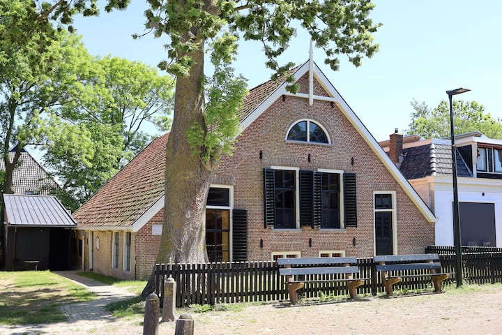 Gasthuis 'De Timmerwerkplaats'
Design En Historie - Makkum