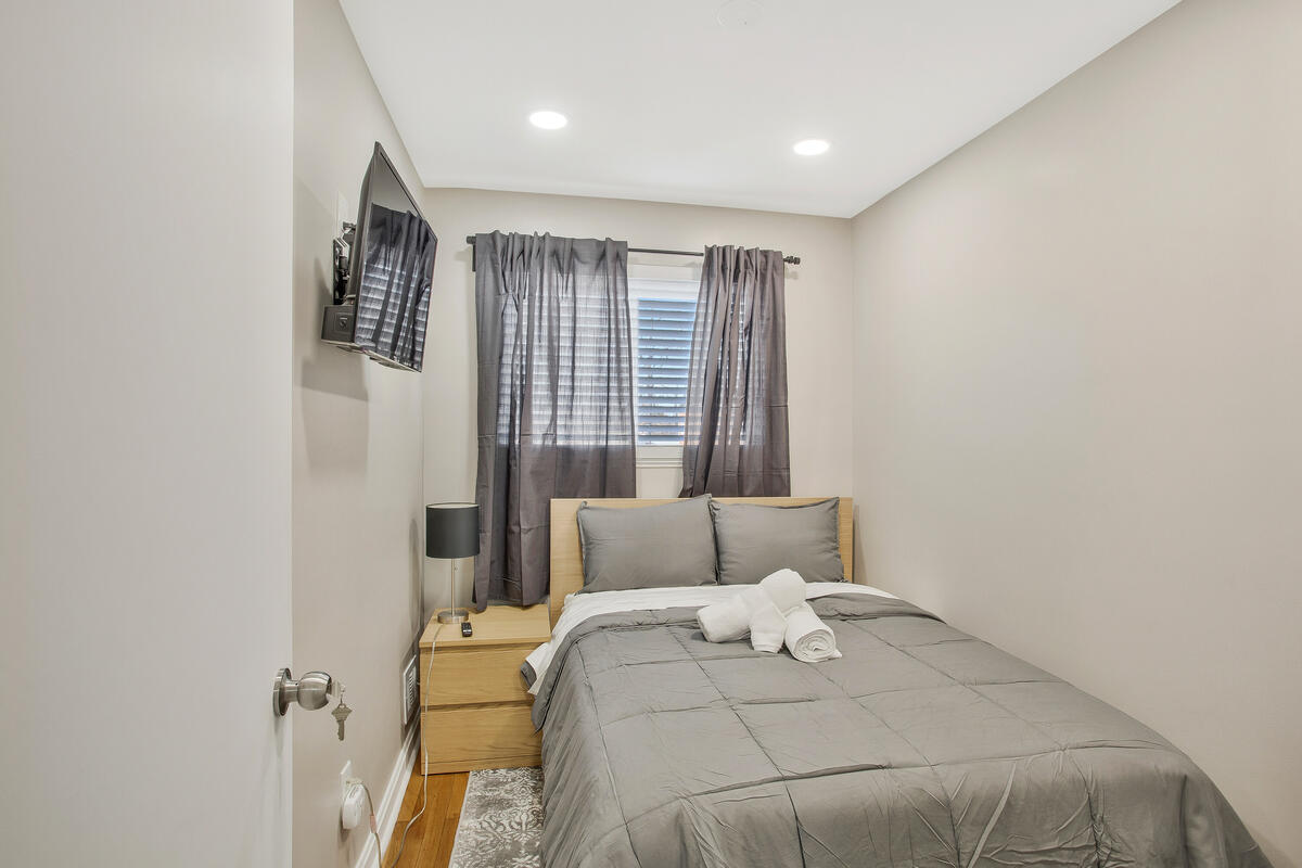 Nava Bedroom | Comfy-3 - Townhouses for Rent in Silver Spring, Maryland ...
