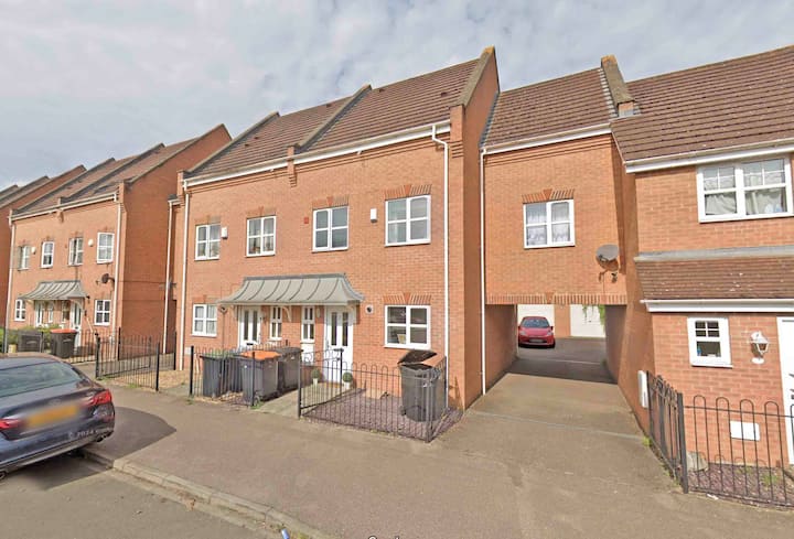 Perfect For Large Group Of People. Sleeps 13! - St Neots