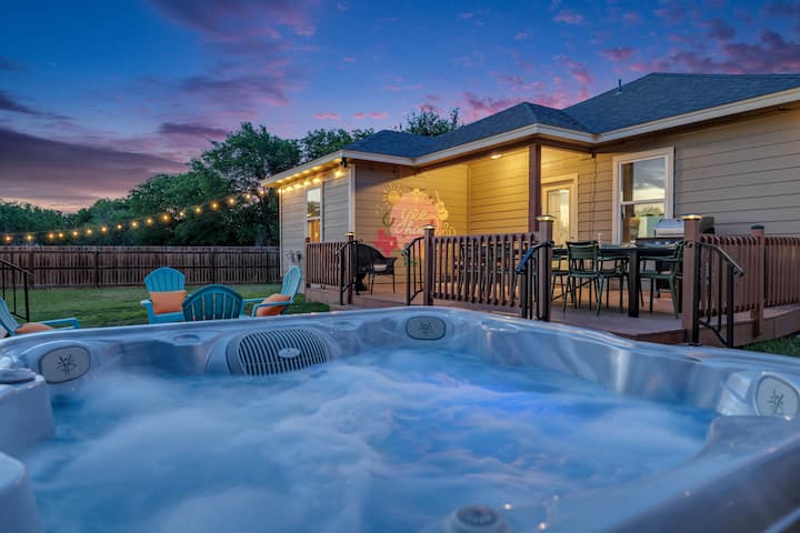 Spa - Game Room -King Bed - 35 Minutes To Austin - Bastrop