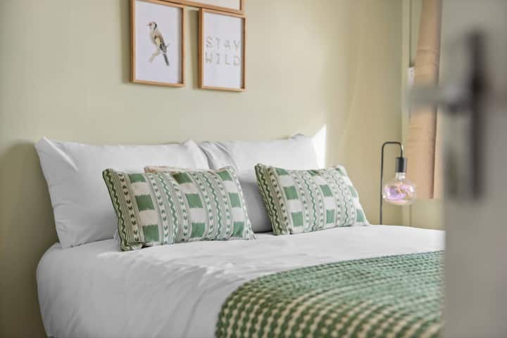 Denshaw House · 4 Bd · Parking - Rugby