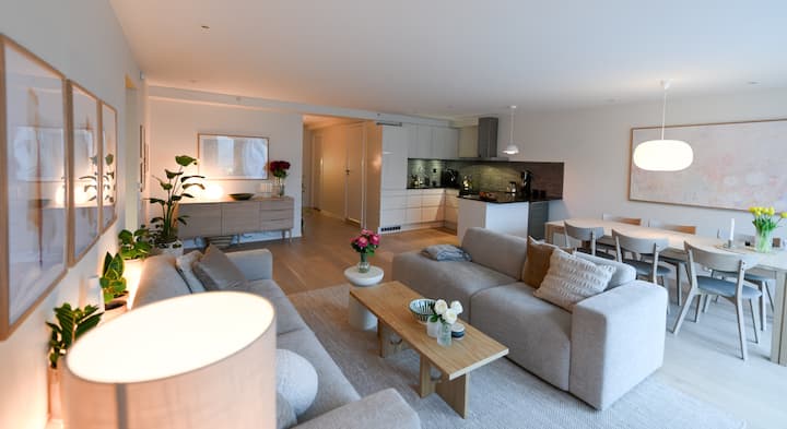 Sentral, Romslig Og Moderne 2-soveroms Leilighet - 오슬로