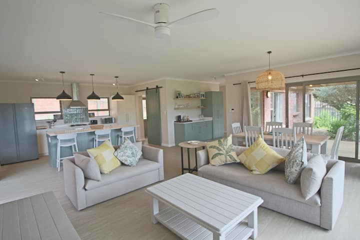 Beaches 10 Minute Walk | 2-bedroom House | View! - Kenton-on-Sea