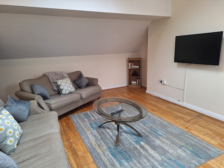Cool 2 Bed Flat, Allocated Parking (Sleeps 6) - Carlisle