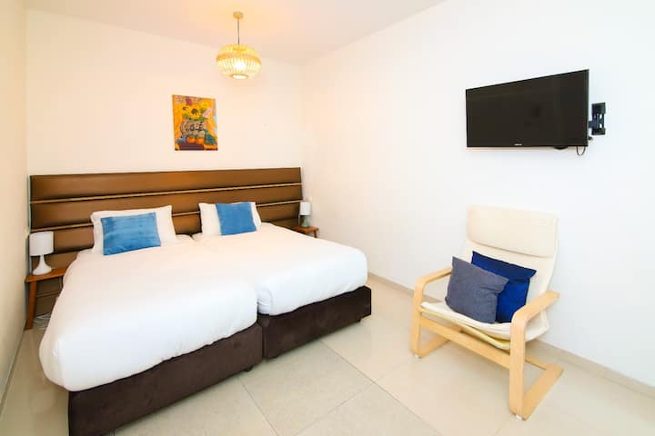 Cute & Cozy + Steps Away To All - Jerusalem