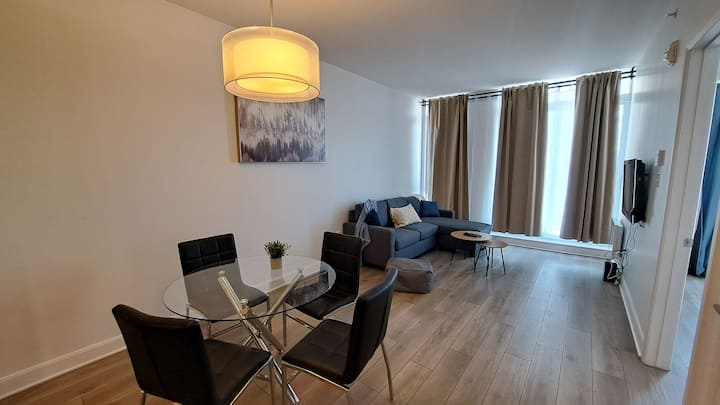 Sleek Condo W/gym,pool, Rooftops - Laval
