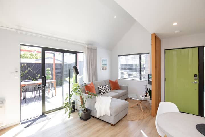 City-fringe Room Available - Queen Bed - Christchurch