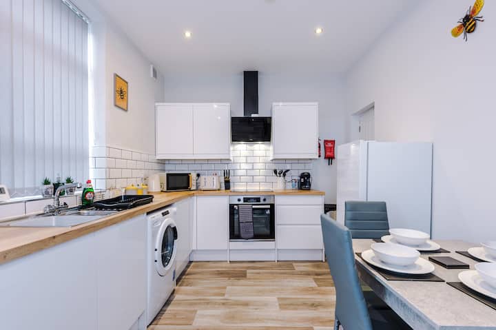 Contractor/relocation/insurance-4 Bedrooms, Bury - ロッチデール