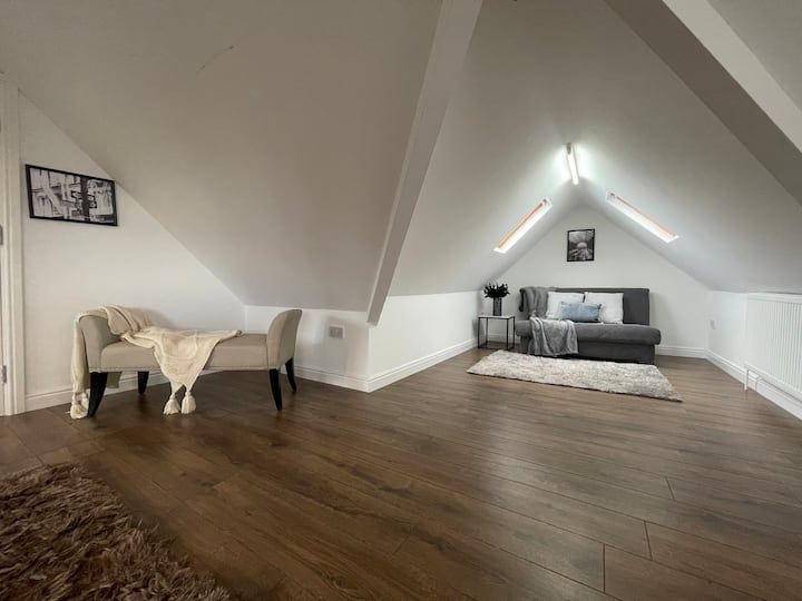 Spacious & Modern 8-bed Home | Sleeps 13 | Parking - Leeds
