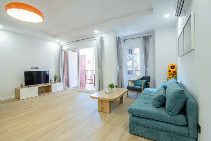 Spacious Renovated 3br·2ba Apt In Gràcia W/balcony - Barcelone